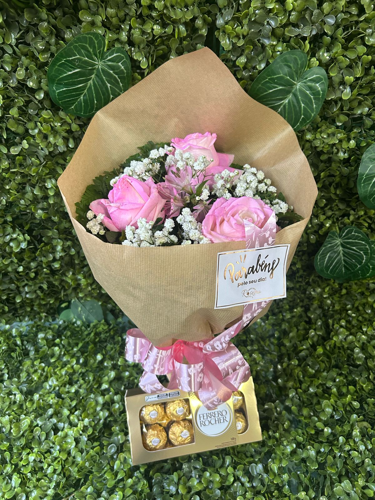 Buquê com 3 Rosas Cor-de-Rosa e Ferrero Rocher 100g