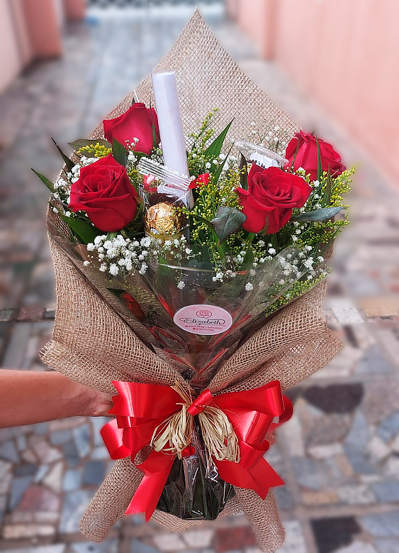 Floricultura Elizabeth - Buquê com 04 Rosas Vermelhas + 02 Ferrero ...